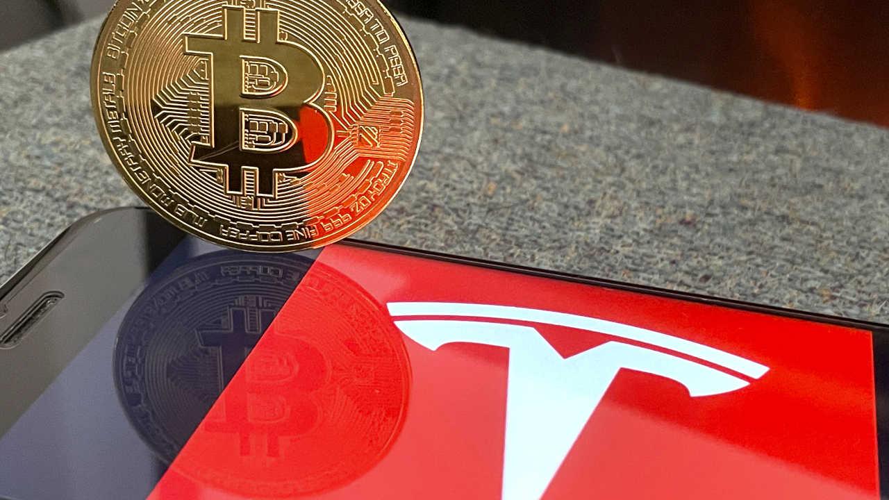 Kryptos halten oder verkaufen?: Teslas Bitcoin-Liaison derzeit ...